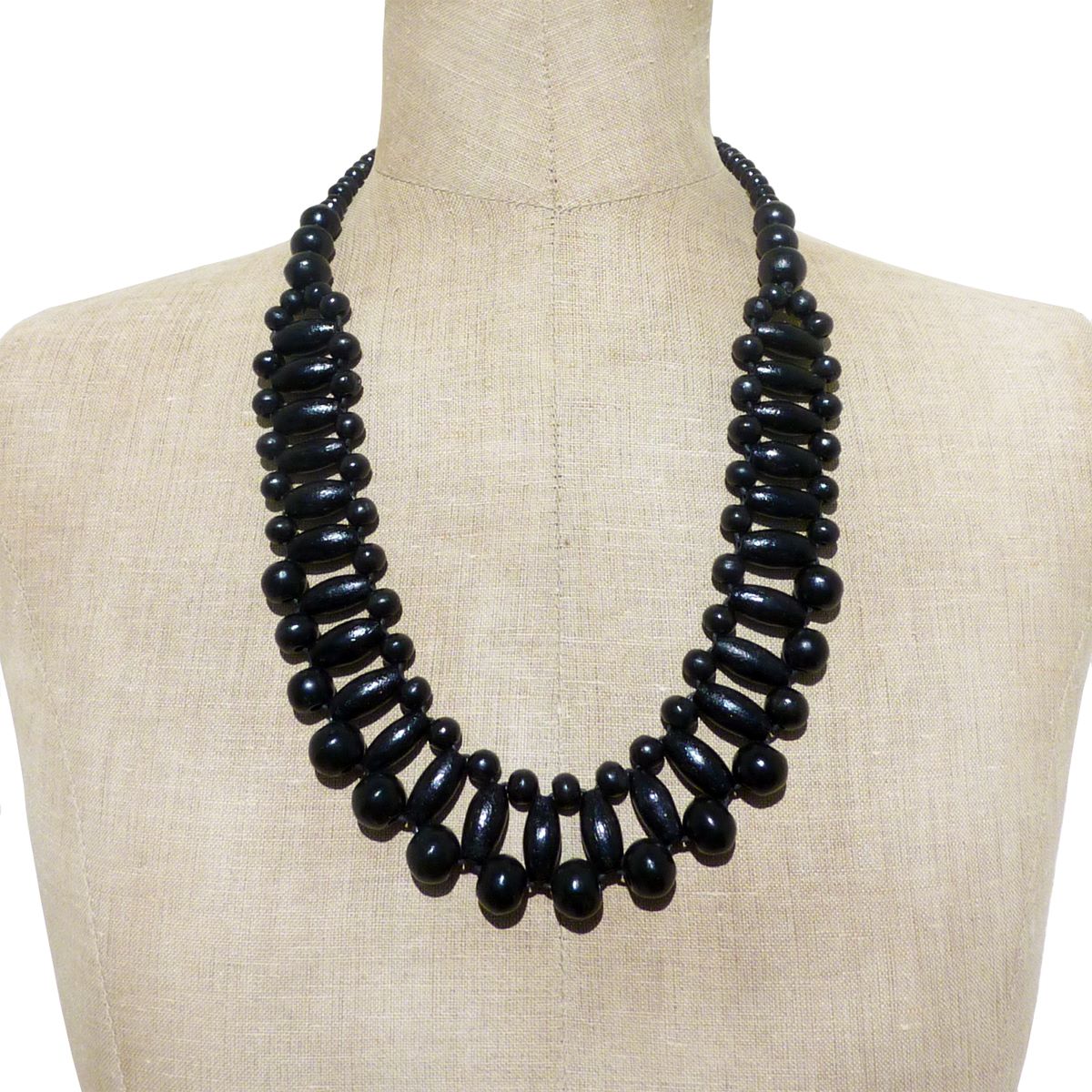 Collier noir en bois original en perles forme plastron