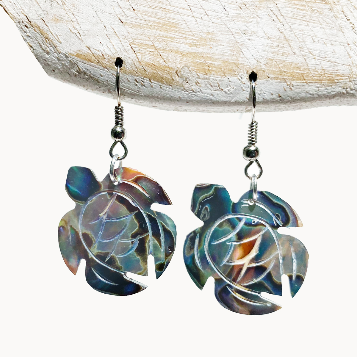 Boucles d'oreille tortues en nacre abalone naturelle gravée